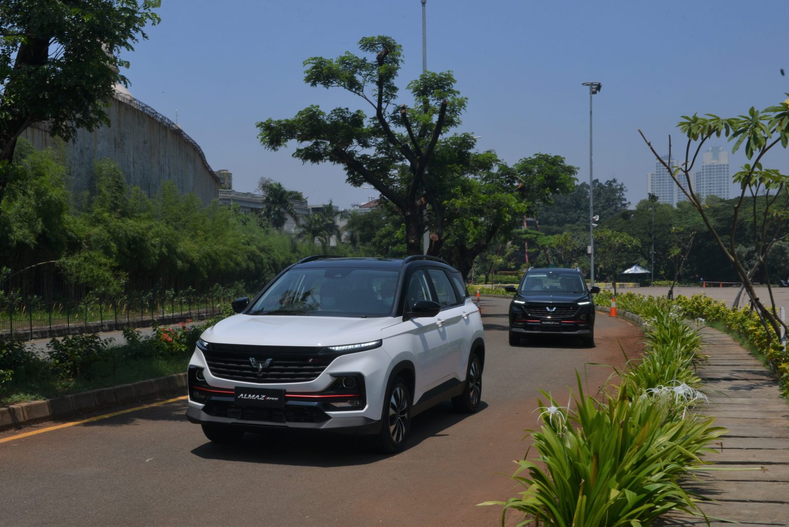 Wuling Almaz RS is Awarded as Car of the Year at Otomotif Award 2021 ...